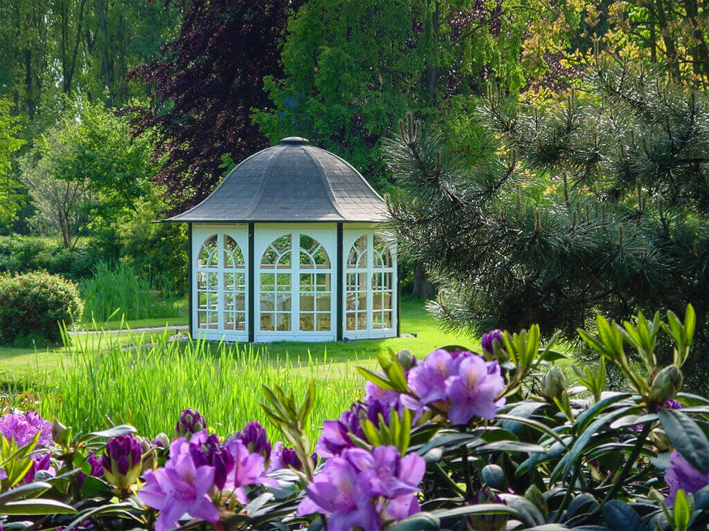 Der Glas-Pavillon mit klassischen Holzelementen für Ihren Garten